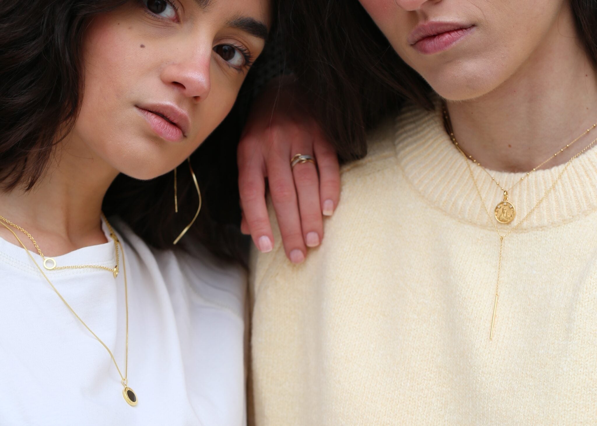 Cómo combinar collares en capas: tendencia layering – Roselin Joyeros